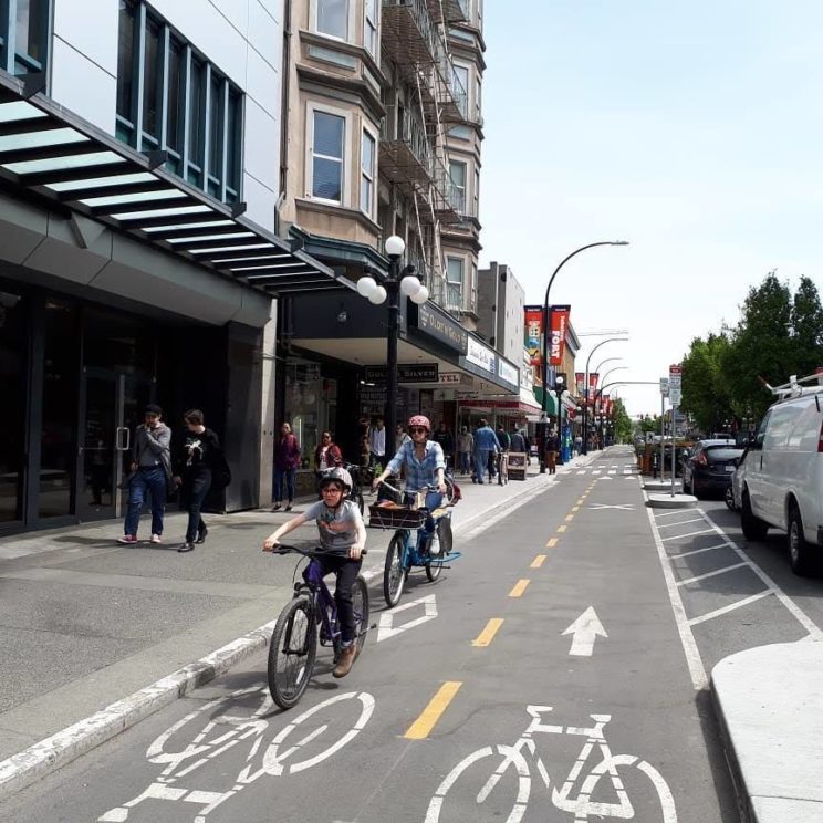 Belajar Berbagi Jalan dengan Jalur Sepeda - Institute for ...